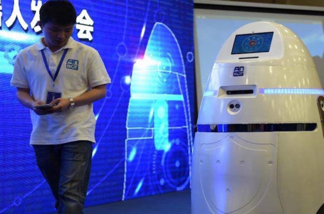 China presented the first police robot with electric shocker